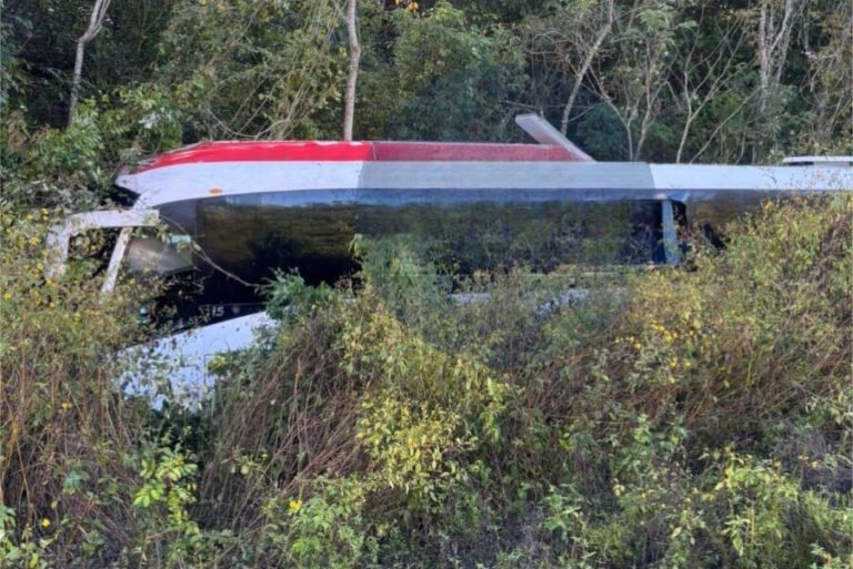 Bus crashes off highway near Tulum airport