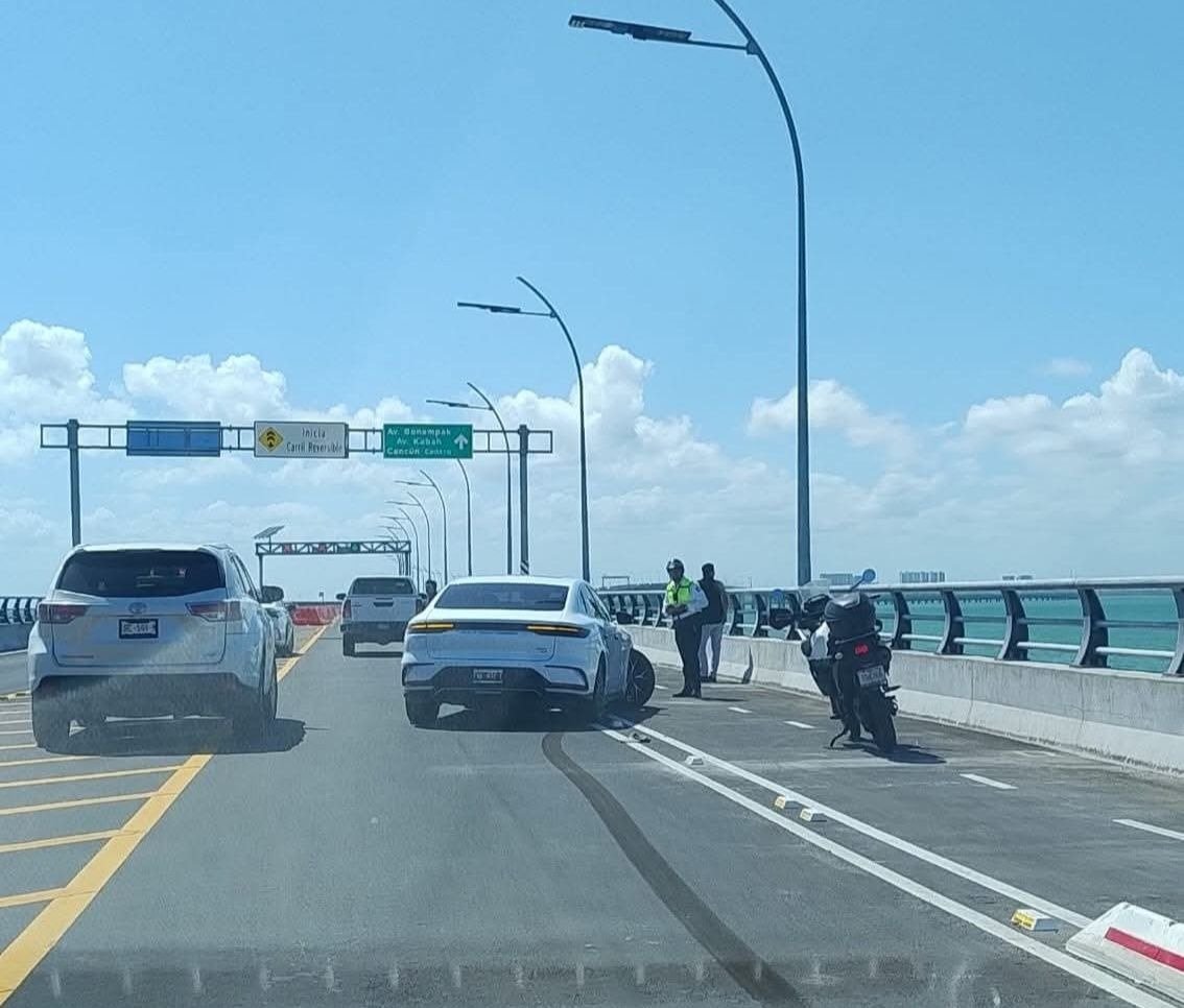 Car hits bollards on Cancún's new Nichupté Bridge